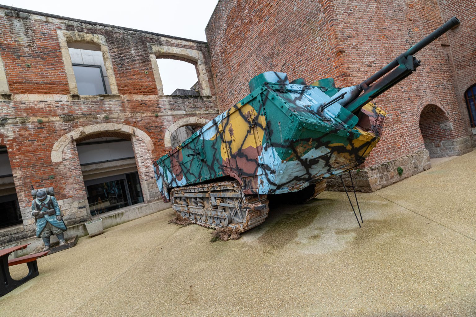 Reproduction of a WWI-era Saint-Chamond tank - Historial de la Grande ...